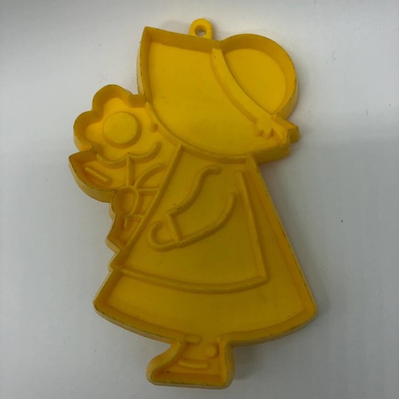 Kitchen | Vintage Sunbonnet Sue Cookie Cutter Yellow Hallmark Little ...